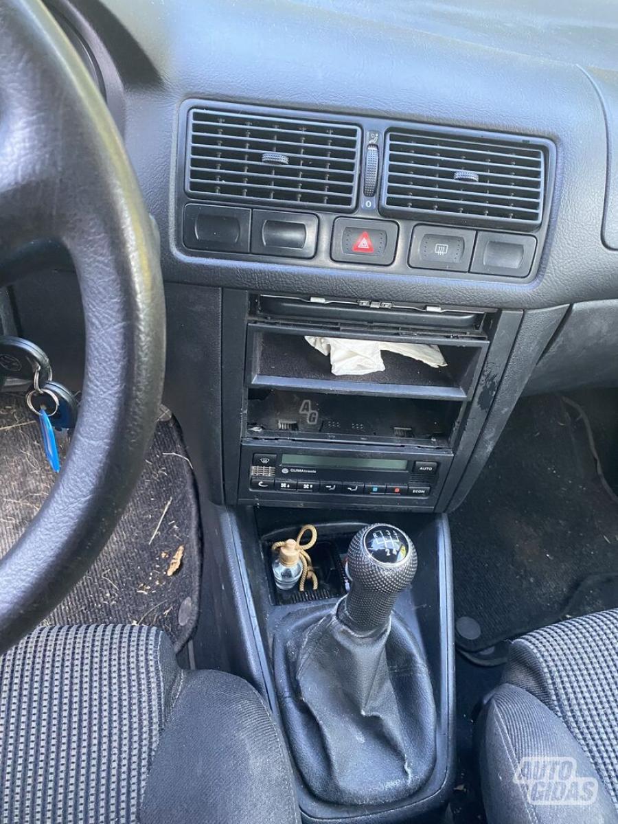 Volkswagen Golf 1999 in Vilnius, with an engine capacity of 1.40 L and mileage of 235 thousand km for 420 €, photo 8 on AUTOMOTO.COM.LV