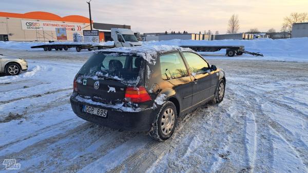 Volkswagen Golf 2001 in Siauliai, with an engine capacity of 1.60 L and mileage of 500 thousand km for 750 €, photo 3 on AUTOMOTO.COM.LV