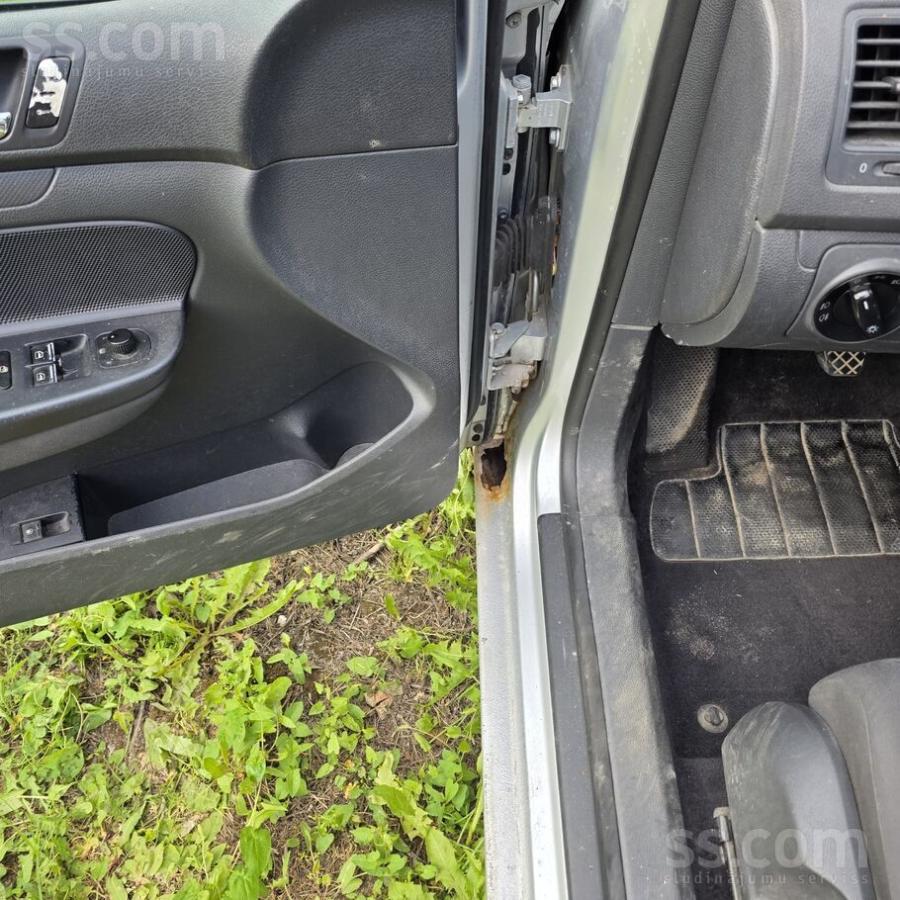 Volkswagen Golf 2004 in Ludza, with an engine capacity of 1.90 L and mileage of 294 thousand km for 1000 €, photo 4 on AUTOMOTO.COM.LV