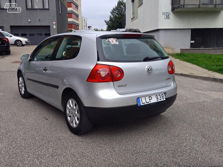 Volkswagen Golf 2004 in Vilnius, with an engine capacity of 1.60 L and mileage of 236 thousand km for 1950 €, photo 3 on AUTOMOTO.COM.LV