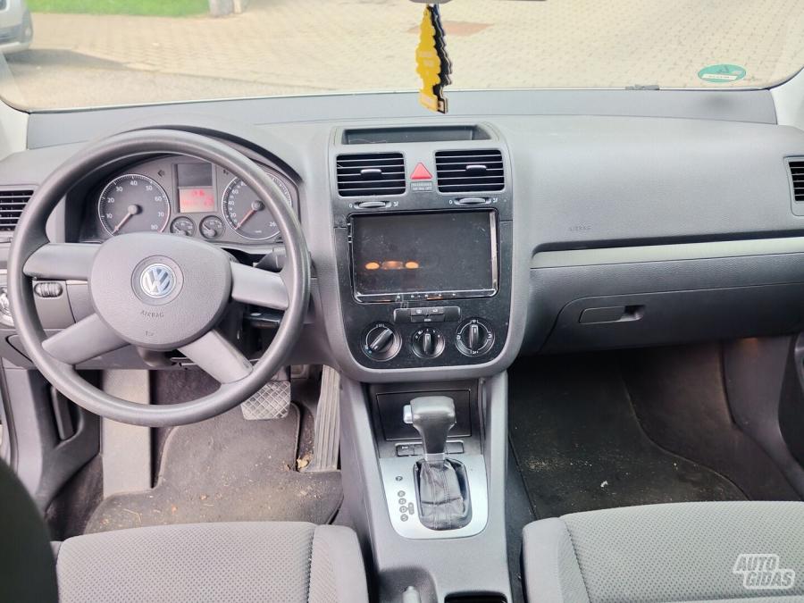 Volkswagen Golf 2004 in Vilnius, with an engine capacity of 1.60 L and mileage of 236 thousand km for 1950 €, photo 7 on AUTOMOTO.COM.LV