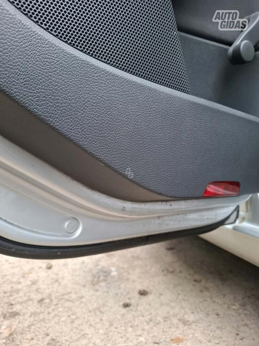 Volkswagen Golf 2006 in Kaunas, with an engine capacity of 1.90 L and mileage of 313 thousand km for 1900 €, photo 17 on AUTOMOTO.COM.LV