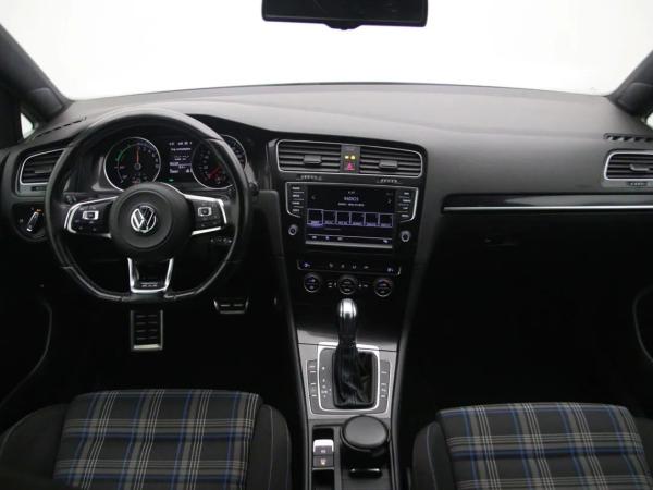 Volkswagen Golf 2015 in Vilnius, with an engine capacity of 1.40 L and mileage of 237 thousand km for 10199 €, photo 2 on AUTOMOTO.COM.LV