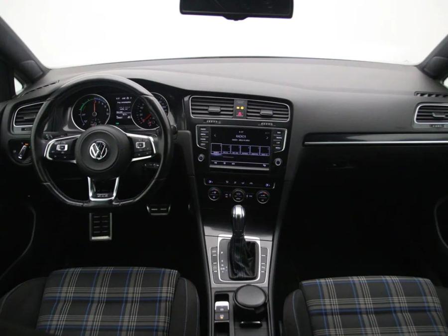 Volkswagen Golf 2015 in Vilnius, with an engine capacity of 1.40 L and mileage of 237 thousand km for 10199 €, photo 3 on AUTOMOTO.COM.LV