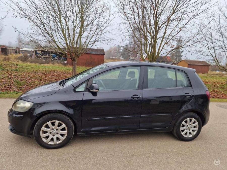 Black Volkswagen Golf Plus 2005 in Marijampole, with an engine capacity of 1.60 L and mileage of 154 thousand km for 1400 €, photo 4 on AUTOMOTO.COM.LV
