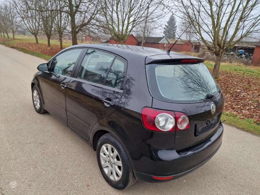Black Volkswagen Golf Plus 2005 in Marijampole, with an engine capacity of 1.60 L and mileage of 154 thousand km for 1400 €, photo 5 on AUTOMOTO.COM.LV