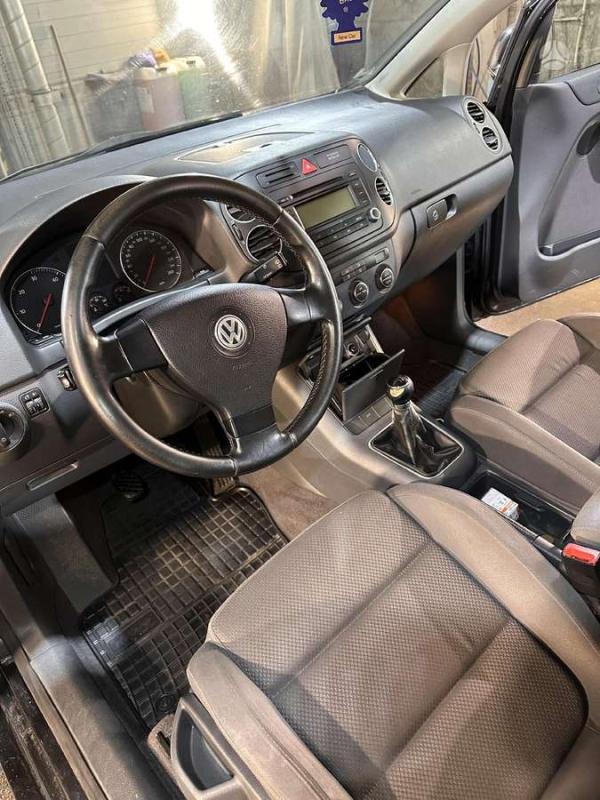 Melns Volkswagen Golf Plus 2005 Kauņa, ar dzinēja tilpumu 1.90 L un nobraukumu 302 tūkst. km par 1700 €, foto 7 vietnē AUTOMOTO.COM.LV