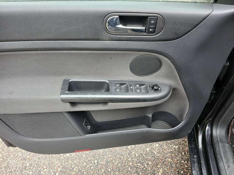 Melns Volkswagen Golf Plus 2005 Utena, ar dzinēja tilpumu 1.97 L un nobraukumu 318 tūkst. km par 2200 €, foto 13 vietnē AUTOMOTO.COM.LV