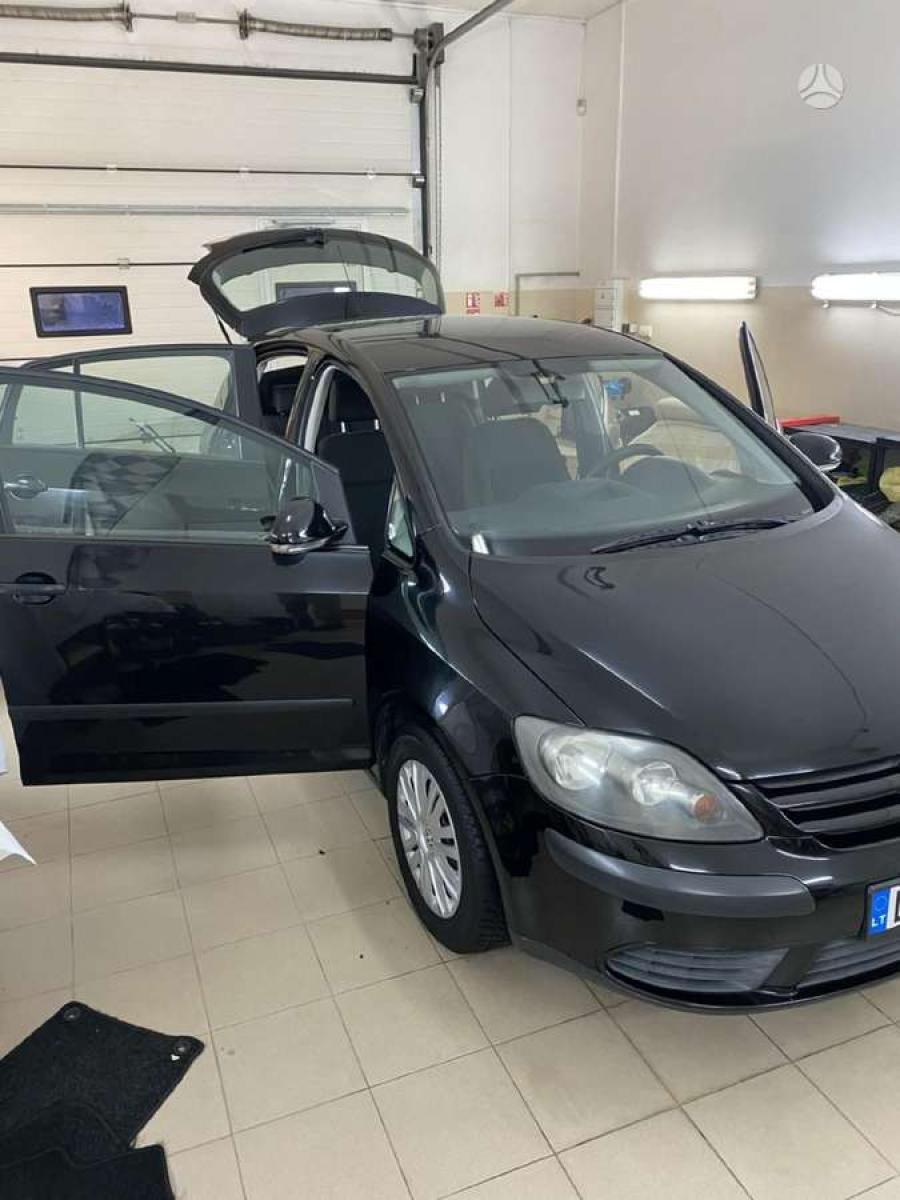 Black Volkswagen Golf Plus 2006 in Telschi, with an engine capacity of 1.39 L and mileage of 220 thousand km for 2250 €, photo 2 on AUTOMOTO.COM.LV