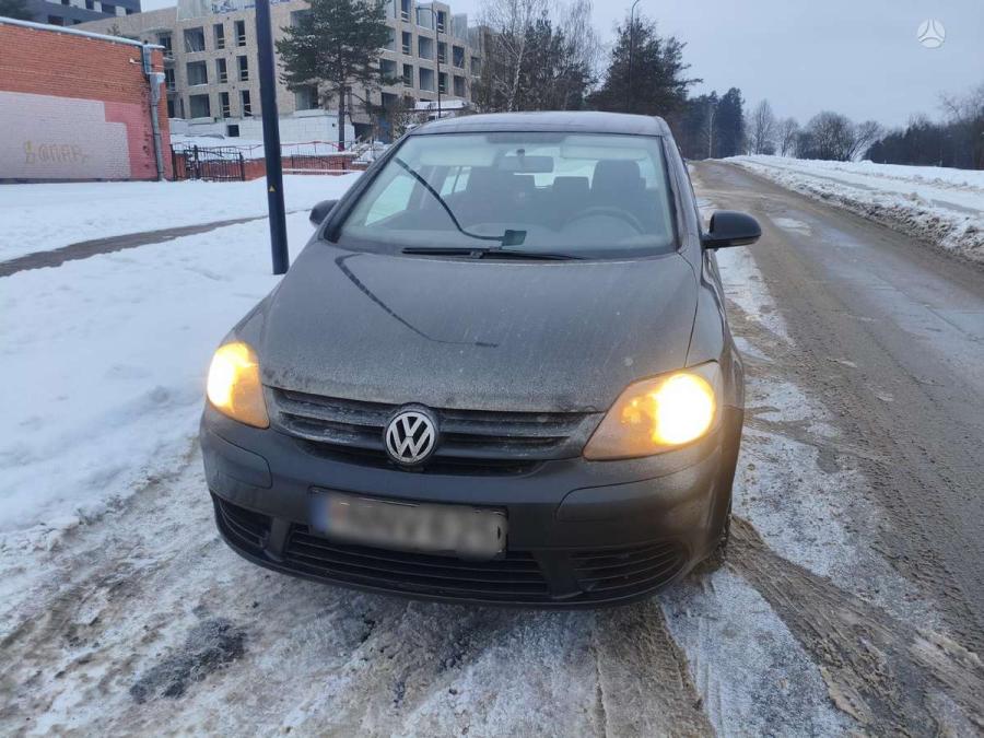 Black Volkswagen Golf Plus 2006 in Vilnius, with an engine capacity of 1.90 L and mileage of 328 thousand km for 1450 €, photo 3 on AUTOMOTO.COM.LV