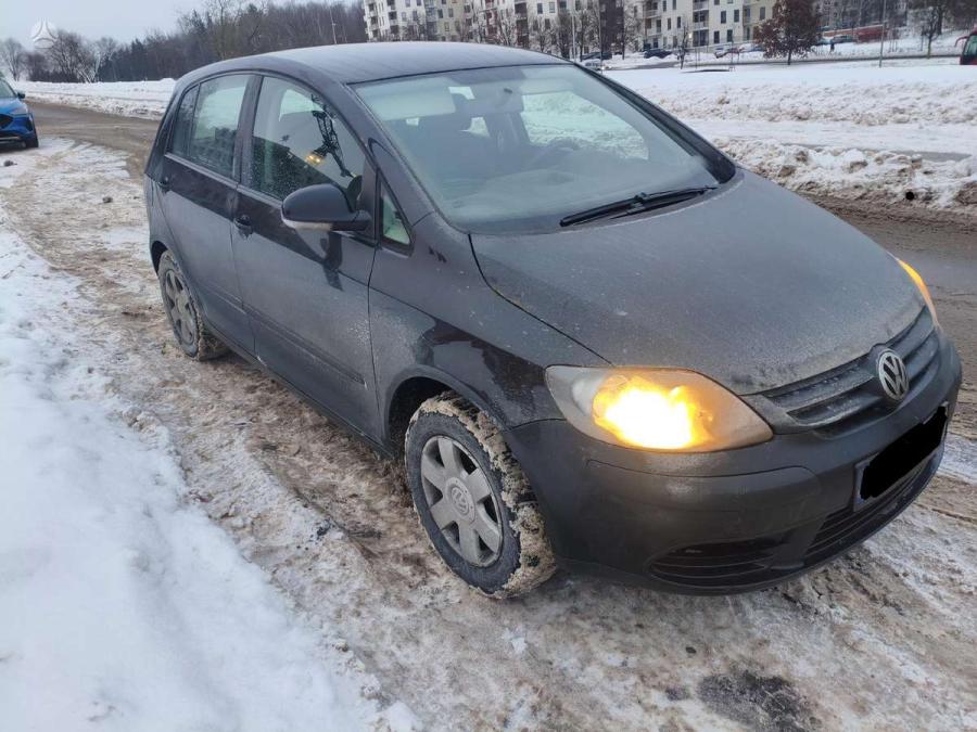 Black Volkswagen Golf Plus 2006 in Vilnius, with an engine capacity of 1.90 L and mileage of 328 thousand km for 1450 €, photo 5 on AUTOMOTO.COM.LV
