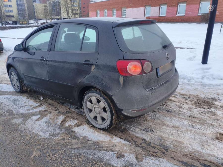 Black Volkswagen Golf Plus 2006 in Vilnius, with an engine capacity of 1.90 L and mileage of 328 thousand km for 1450 €, photo 6 on AUTOMOTO.COM.LV