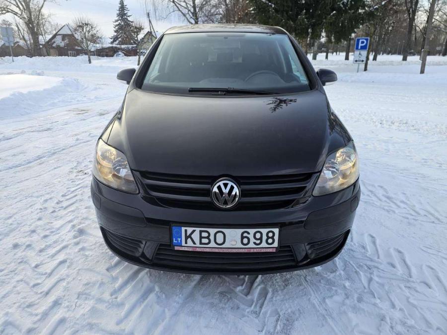 Black Volkswagen Golf Plus 2006 in Jurbarkas, with an engine capacity of 1.90 L and mileage of 290 thousand km for 2450 €, photo 2 on AUTOMOTO.COM.LV