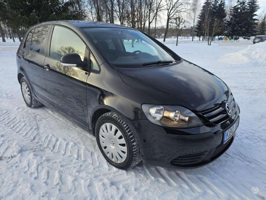 Black Volkswagen Golf Plus 2006 in Jurbarkas, with an engine capacity of 1.90 L and mileage of 290 thousand km for 2450 €, photo 3 on AUTOMOTO.COM.LV