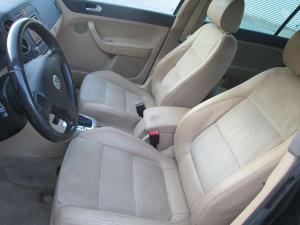 Black Volkswagen Golf Plus 2006 in Kelme, with an engine capacity of 1.97 L and mileage of 267 thousand km for 1950 €, photo 8 on AUTOMOTO.COM.LV