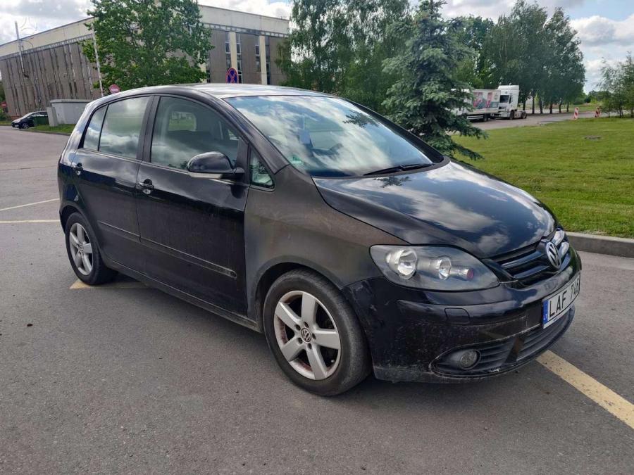 Black Volkswagen Golf Plus 2007 in Kaunas, with an engine capacity of 1.90 L and mileage of 162 thousand km for 1149 €, photo 3 on AUTOMOTO.COM.LV