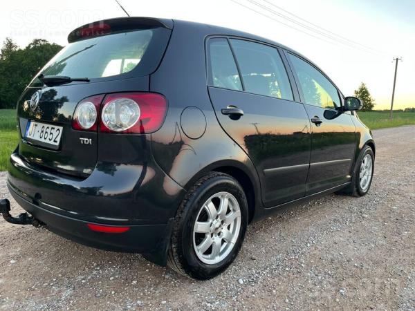 Black Volkswagen Golf Plus 2007 in Valmiera, with an engine capacity of 1.90 L and mileage of 330 thousand km for 1950 €, photo 6 on AUTOMOTO.COM.LV