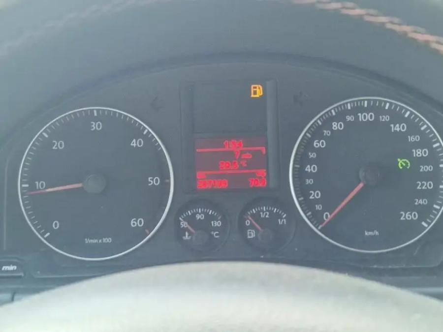 Black Volkswagen Golf Plus 2007 in Grobiņa, with an engine capacity of 1.90 L and mileage of 287 thousand km for 3800 €, photo 17 on AUTOMOTO.COM.LV
