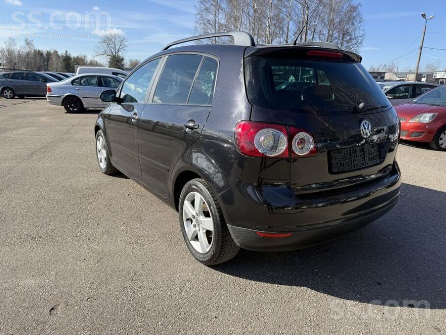 Black Volkswagen Golf Plus 2008 in Riga, with an engine capacity of 2.00 L and mileage of 237 thousand km for 3680 €, photo 3 on AUTOMOTO.COM.LV