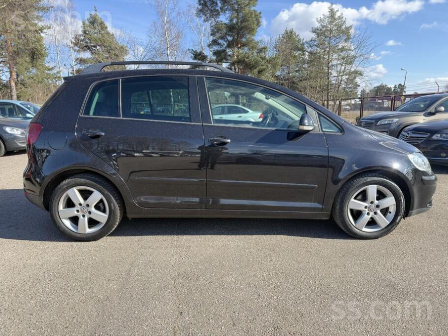 Black Volkswagen Golf Plus 2008 in Riga, with an engine capacity of 2.00 L and mileage of 237 thousand km for 3680 €, photo 4 on AUTOMOTO.COM.LV