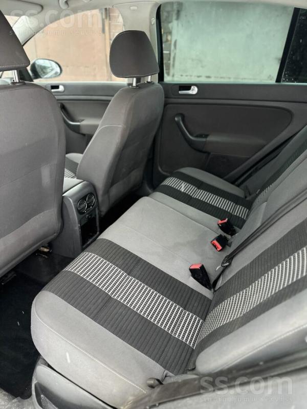 Black Volkswagen Golf Plus 2008 in Daugavpils, with an engine capacity of 1.90 L and mileage of 307 thousand km for 2900 €, photo 5 on AUTOMOTO.COM.LV