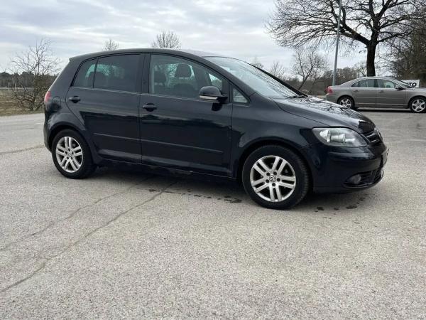 Melns Volkswagen Golf Plus 2008 Grobiņa, ar dzinēja tilpumu 1.60 L un nobraukumu 232 tūkst. km par 3200 €, foto 4 vietnē AUTOMOTO.COM.LV