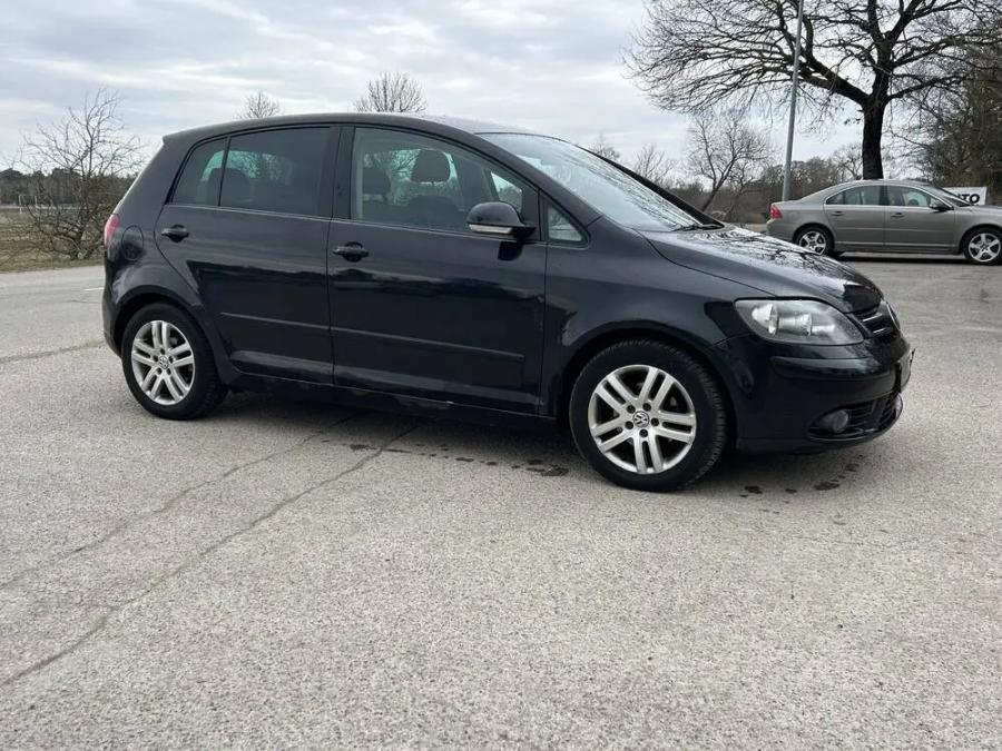 Black Volkswagen Golf Plus 2008 in Grobiņa, with an engine capacity of 1.60 L and mileage of 232 thousand km for 3200 €, photo 5 on AUTOMOTO.COM.LV