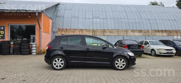 Black Volkswagen Golf Plus 2008 in Valmiera, with an engine capacity of 1.90 L and mileage of 384 thousand km for 1400 €, photo 2 on AUTOMOTO.COM.LV
