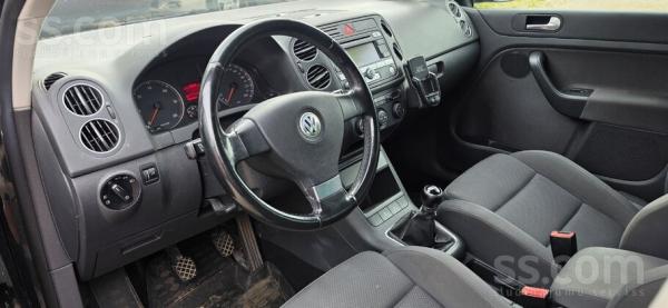 Black Volkswagen Golf Plus 2008 in Valmiera, with an engine capacity of 1.90 L and mileage of 384 thousand km for 1400 €, photo 8 on AUTOMOTO.COM.LV