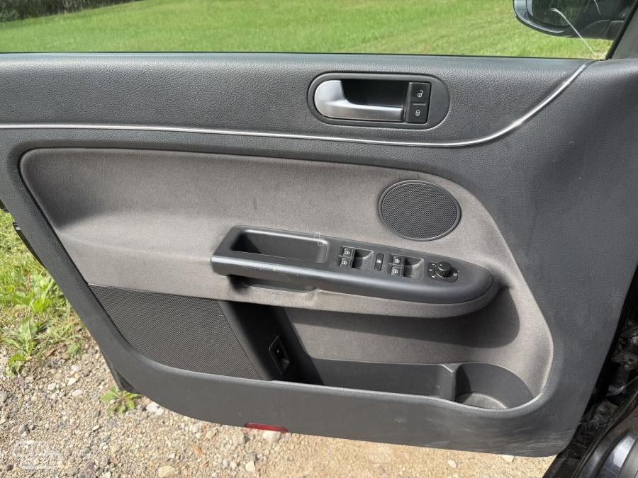 Black Volkswagen Golf Plus 2008 in Anyksciai, with an engine capacity of 1.90 L and mileage of 337 thousand km for 2200 €, photo 32 on AUTOMOTO.COM.LV