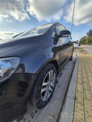 Black Volkswagen Golf Plus 2008 in Riga, with an engine capacity of 1.90 L and mileage of 309 thousand km for 2700 €, photo 5 on AUTOMOTO.COM.LV