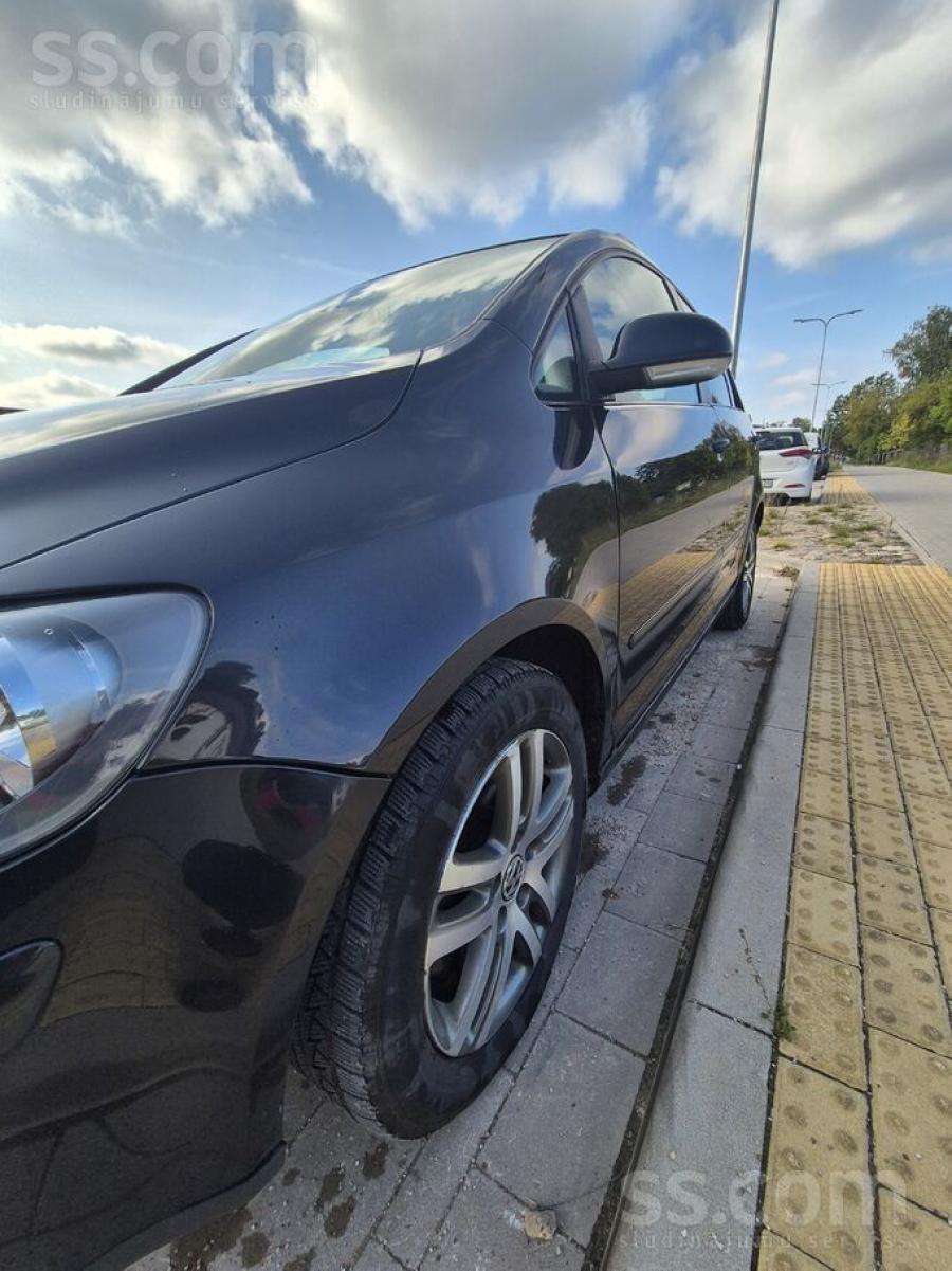 Black Volkswagen Golf Plus 2008 in Riga, with an engine capacity of 1.90 L and mileage of 309 thousand km for 2700 €, photo 5 on AUTOMOTO.COM.LV