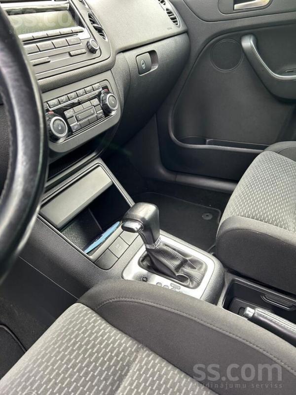 Black Volkswagen Golf Plus 2009 in Riga, with an engine capacity of 1.40 L and mileage of 224 thousand km for 4200 €, photo 6 on AUTOMOTO.COM.LV