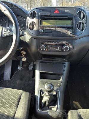 Melns Volkswagen Golf Plus 2010 Rīga, ar dzinēja tilpumu 1.60 L un nobraukumu 366 tūkst. km par 2890 €, foto 9 vietnē AUTOMOTO.COM.LV