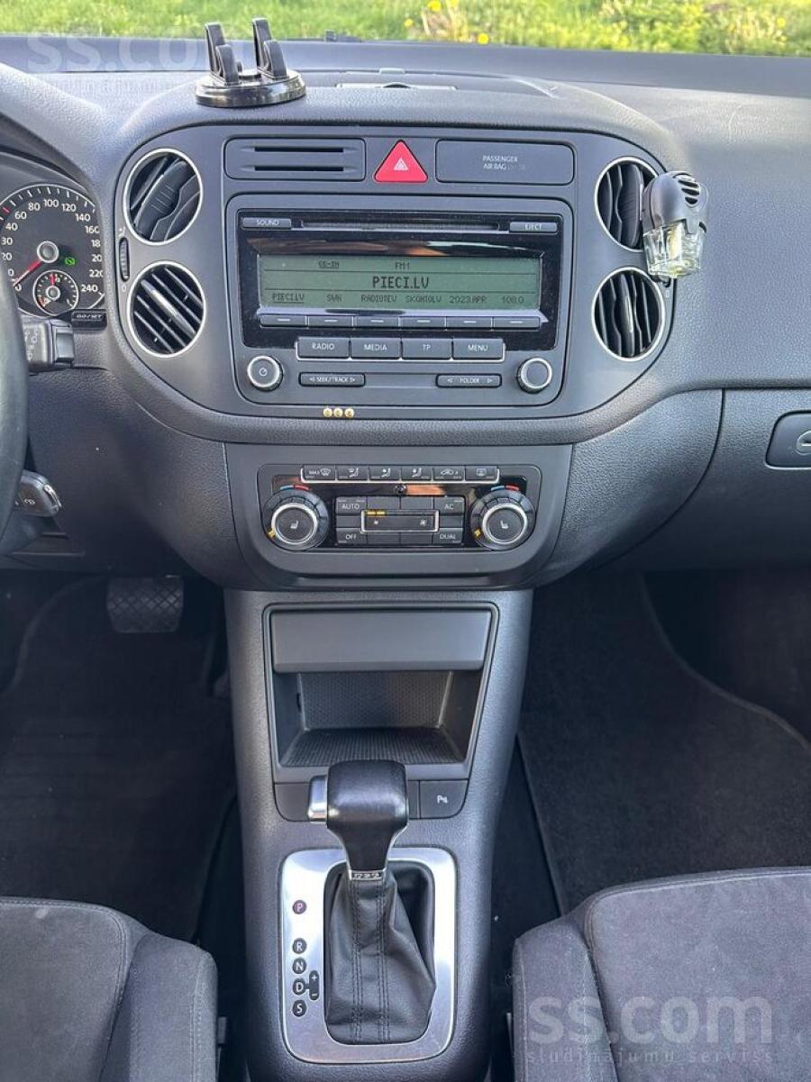 Melns Volkswagen Golf Plus 2010 Liepāja, ar dzinēja tilpumu 1.40 L un nobraukumu 252 tūkst. km par 5400 €, foto 5 vietnē AUTOMOTO.COM.LV