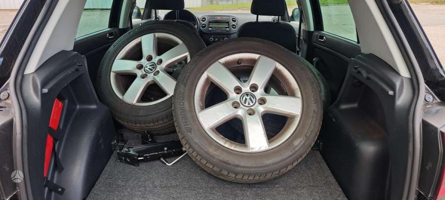 Melns Volkswagen Golf Plus 2010 Utena, ar dzinēja tilpumu 1.60 L un nobraukumu 229 tūkst. km par 3450 €, foto 18 vietnē AUTOMOTO.COM.LV