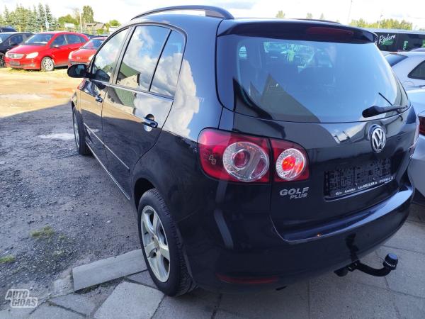 Volkswagen Golf Plus 2010 Utena vietnē Melns Volkswagen Golf Plus 2010 Utena, ar dzinēja tilpumu 1.60 L un nobraukumu 260 tūkst. km par 3900 €, foto 8 vietnē AUTOMOTO.COM.LV