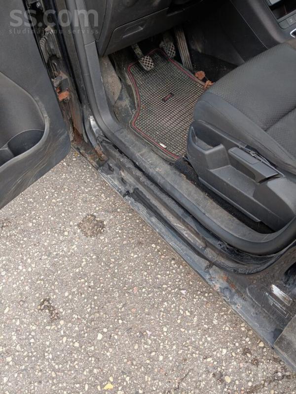 Black Volkswagen Golf Plus 2010 in Cesis, with an engine capacity of 1.30 L and mileage of 270 thousand km for 1000 €, photo 5 on AUTOMOTO.COM.LV