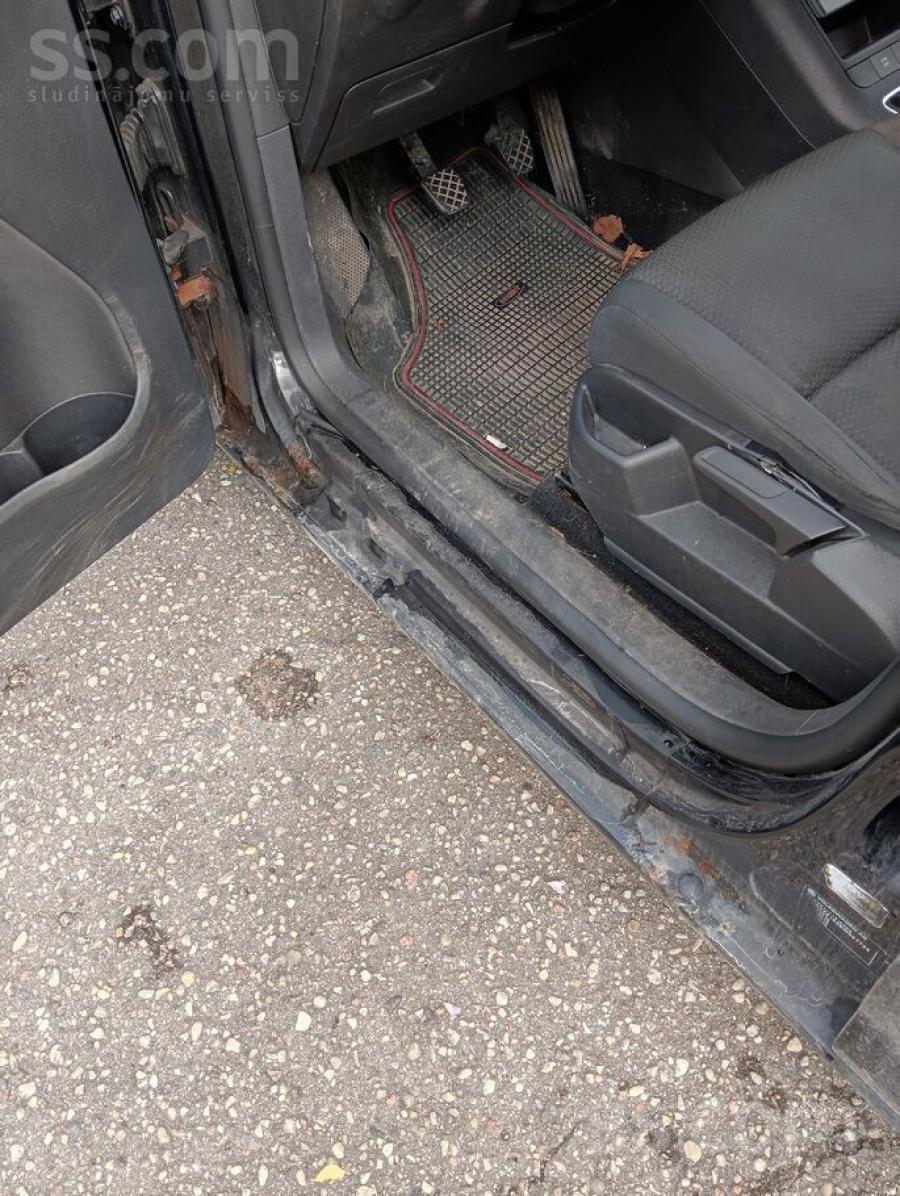 Black Volkswagen Golf Plus 2010 in Cesis, with an engine capacity of 1.30 L and mileage of 270 thousand km for 1000 €, photo 5 on AUTOMOTO.COM.LV