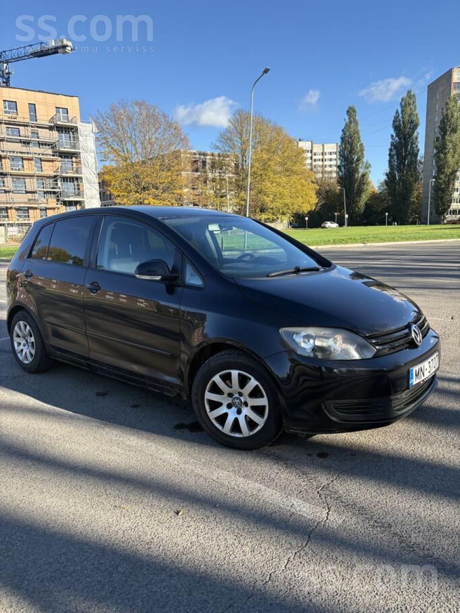 Black Volkswagen Golf Plus 2010 in Riga, with an engine capacity of 1.40 L and mileage of 268 thousand km for 1580 €, photo 1 on AUTOMOTO.COM.LV