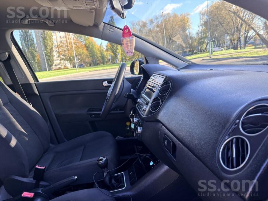 Black Volkswagen Golf Plus 2010 in Riga, with an engine capacity of 1.40 L and mileage of 268 thousand km for 1580 €, photo 12 on AUTOMOTO.COM.LV