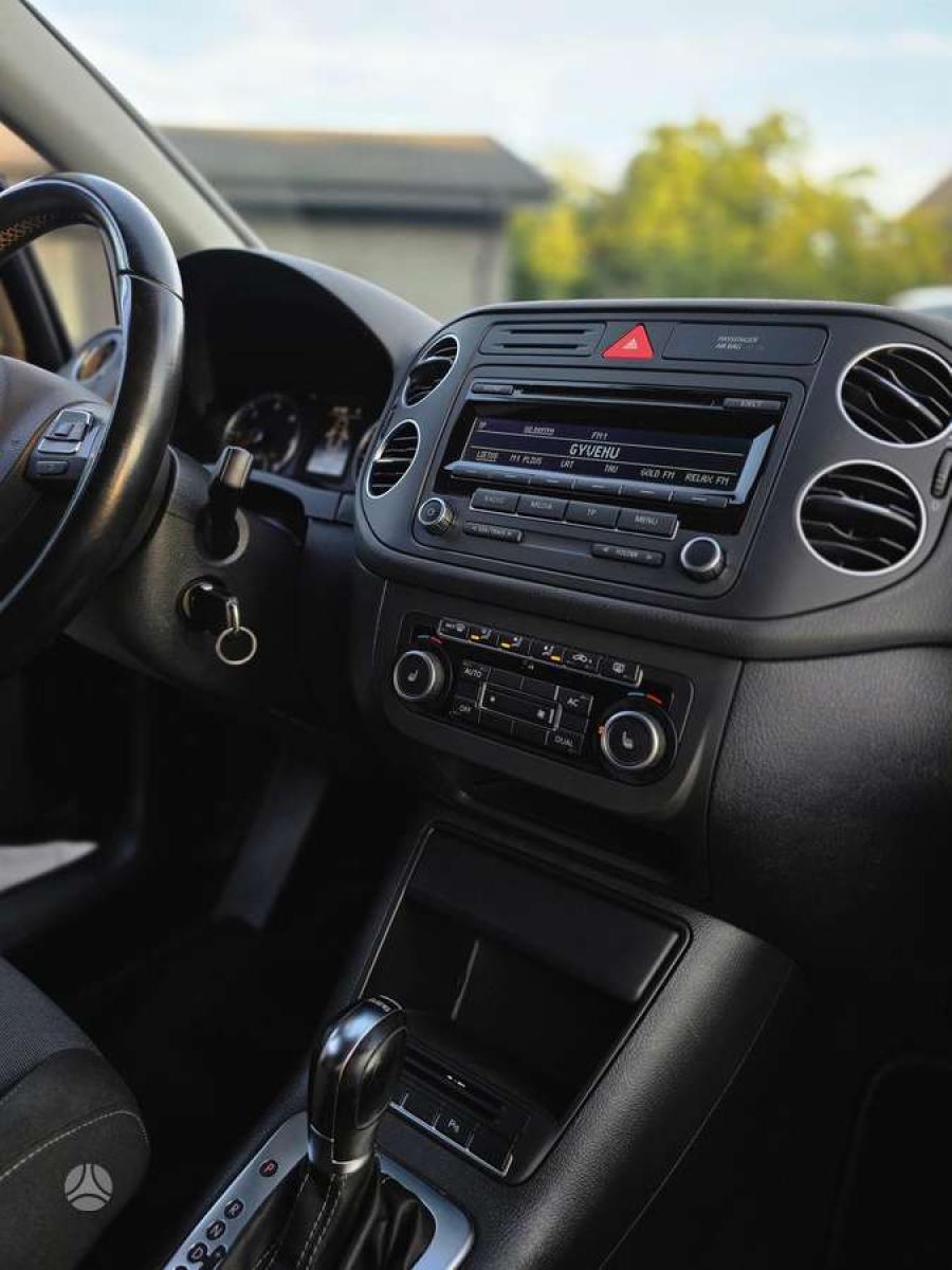Black Volkswagen Golf Plus 2011 in Kaunas, with an engine capacity of 1.60 L and mileage of 230 thousand km for 5600 €, photo 10 on AUTOMOTO.COM.LV