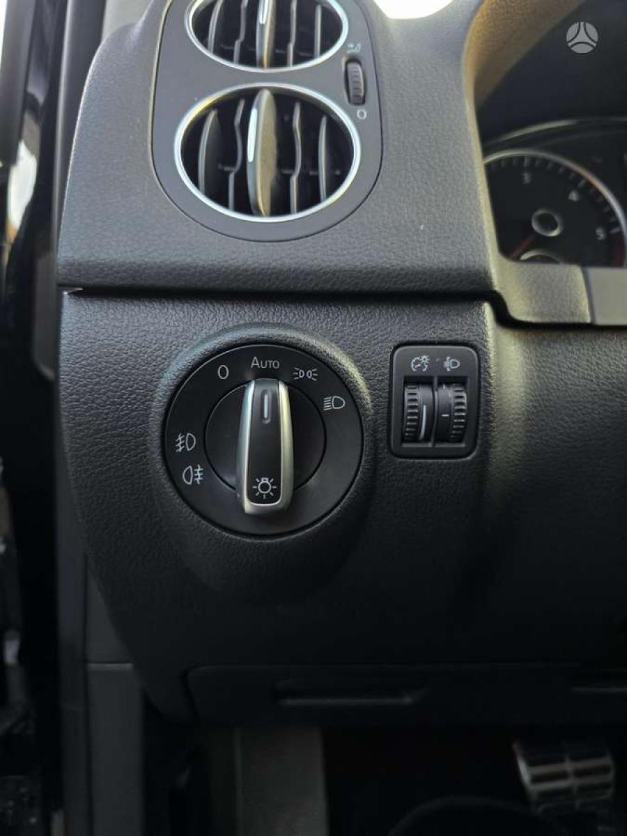 Black Volkswagen Golf Plus 2011 in Kaunas, with an engine capacity of 1.60 L and mileage of 230 thousand km for 5600 €, photo 19 on AUTOMOTO.COM.LV