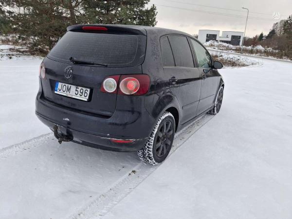 Black Volkswagen Golf Plus 2005 in Vilnius, with an engine capacity of 1.90 L and mileage of 350 thousand km for 1190 €, photo 3 on AUTOMOTO.COM.LV