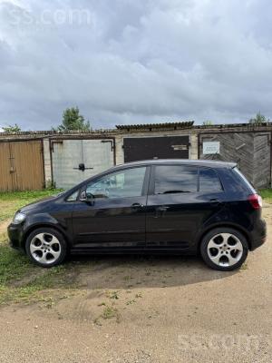 Black Volkswagen Golf Plus 2007 in Tukums, with an engine capacity of 1.90 L and mileage of 208 thousand km for 2244 €, photo 3 on AUTOMOTO.COM.LV