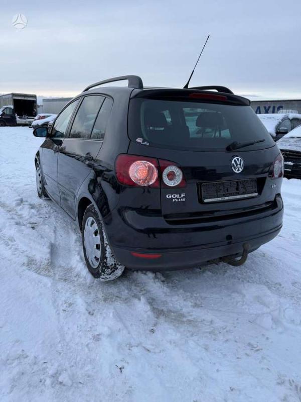 Black Volkswagen Golf Plus 2008 in Jurbarkas, with an engine capacity of 1.39 L and mileage of 167 thousand km for 2599 €, photo 3 on AUTOMOTO.COM.LV