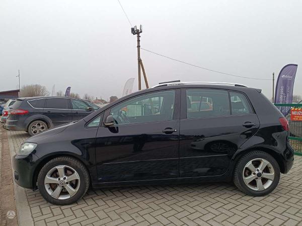 Black Volkswagen Golf Plus 2009 in Kretinga, with an engine capacity of 1.39 L and mileage of 174 thousand km for 4200 €, photo 4 on AUTOMOTO.COM.LV