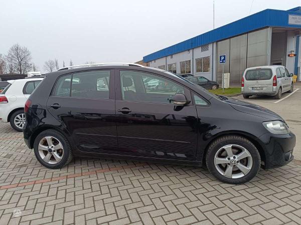 Black Volkswagen Golf Plus 2009 in Kretinga, with an engine capacity of 1.39 L and mileage of 174 thousand km for 4200 €, photo 5 on AUTOMOTO.COM.LV