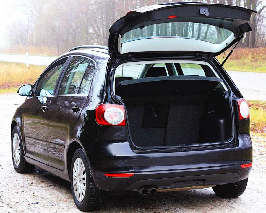 Black Volkswagen Golf Plus 2009 in Kretinga, with an engine capacity of 1.97 L and mileage of 189 thousand km for 4499 €, photo 11 on AUTOMOTO.COM.LV