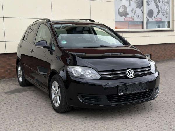 Black Volkswagen Golf Plus 2010 in Kretinga, with an engine capacity of 1.60 L and mileage of 220 thousand km for 5300 €, photo 3 on AUTOMOTO.COM.LV